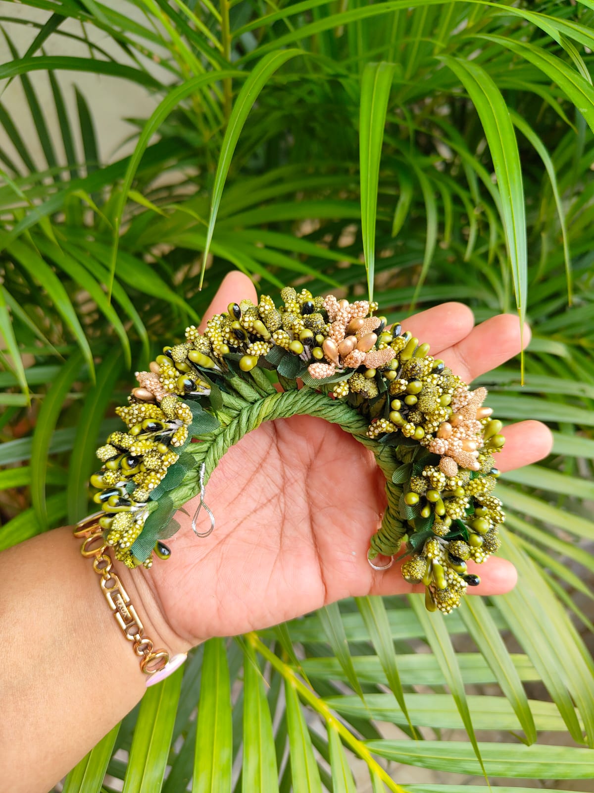 Artificial veni for hair -Olive green color – Adhithi Bangles